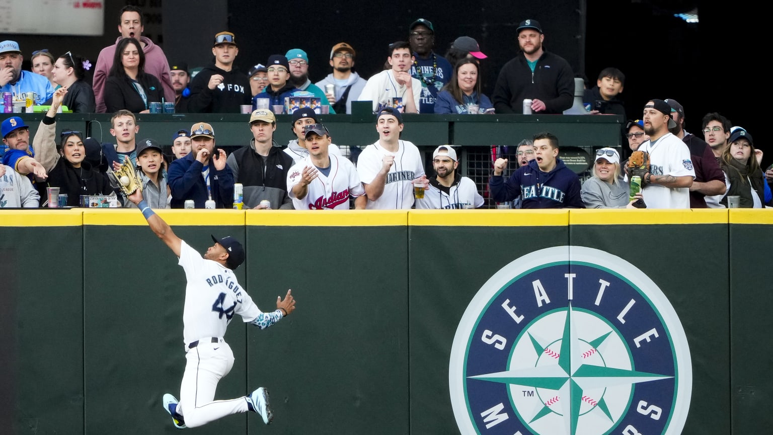 Julio Rodríguez extends for incredible catch | 04/01/2024 | Seattle ...