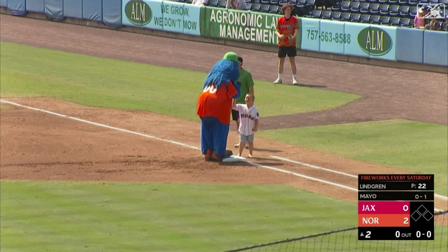 Fan takes on Mascot in a dizzy race around the bases | 09/08/2023 | MLB.com