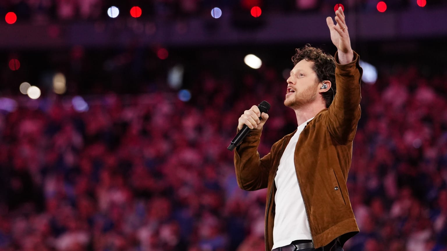 Noah Reid performs "O Canada" ahead of Game 7 | 11/01/2025 | Toronto ...