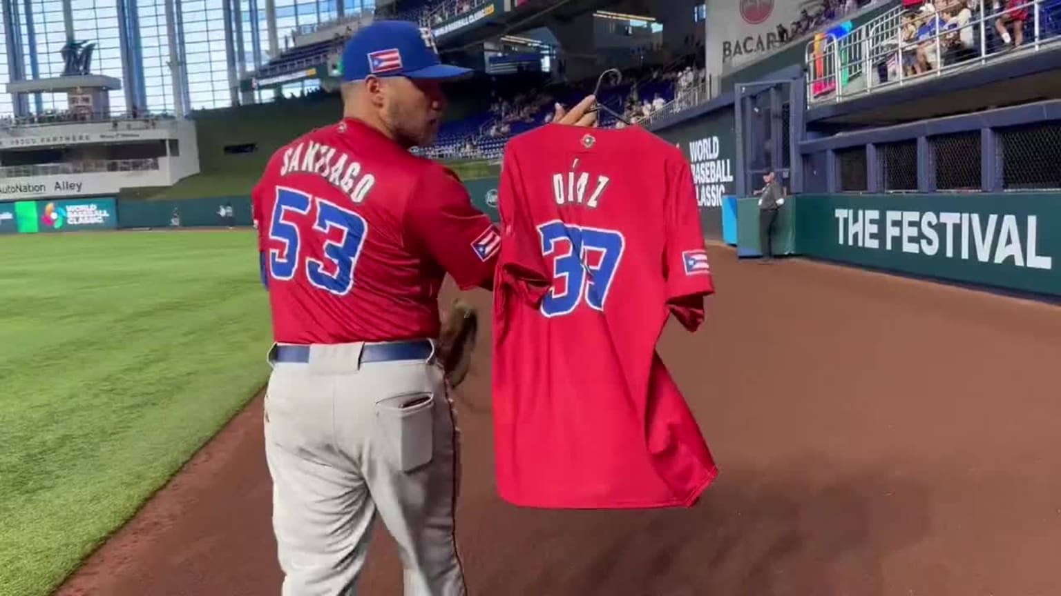 Puerto Rico hangs up Edwin Díaz's jersey in bullpen | 03/18/2023 | MLB.com