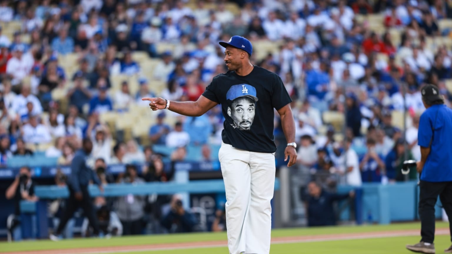 Myles Garrett throws out ceremonial first pitch | 06/06/2026 | Los ...