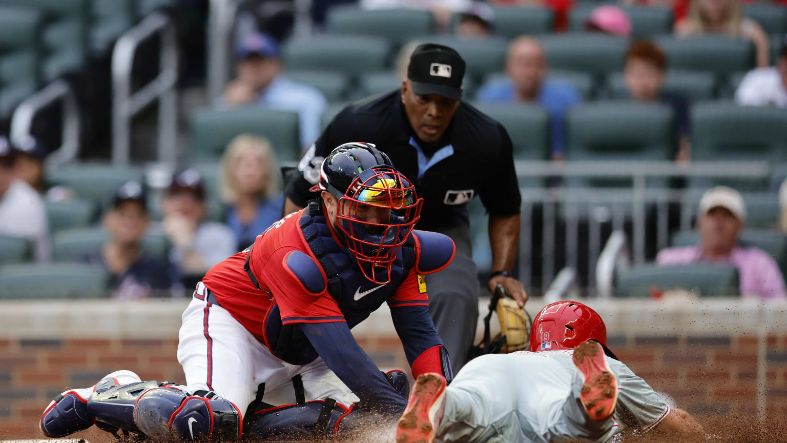 Matt Olson nabs Whit Merrifield at home plate | 07/05/2024 | Atlanta Braves