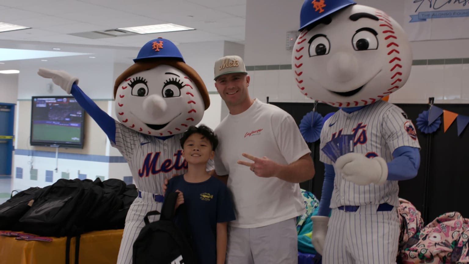 Pete Alonso donates school supplies to students | 08/29/2025 | New York ...