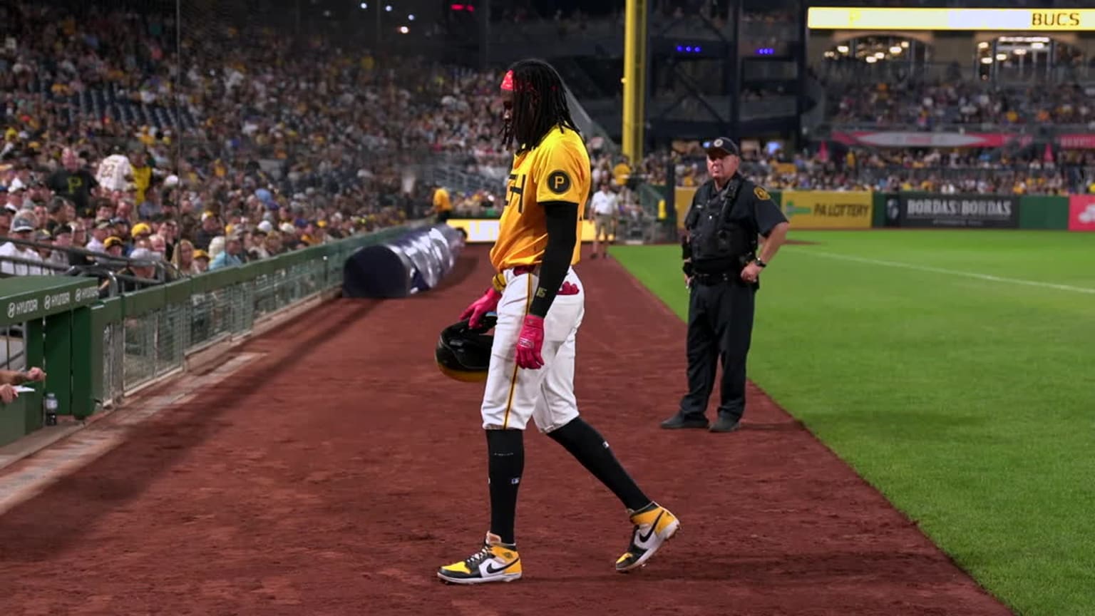 Oneil Cruz exits game with injury | 08/16/2024 | Pittsburgh Pirates