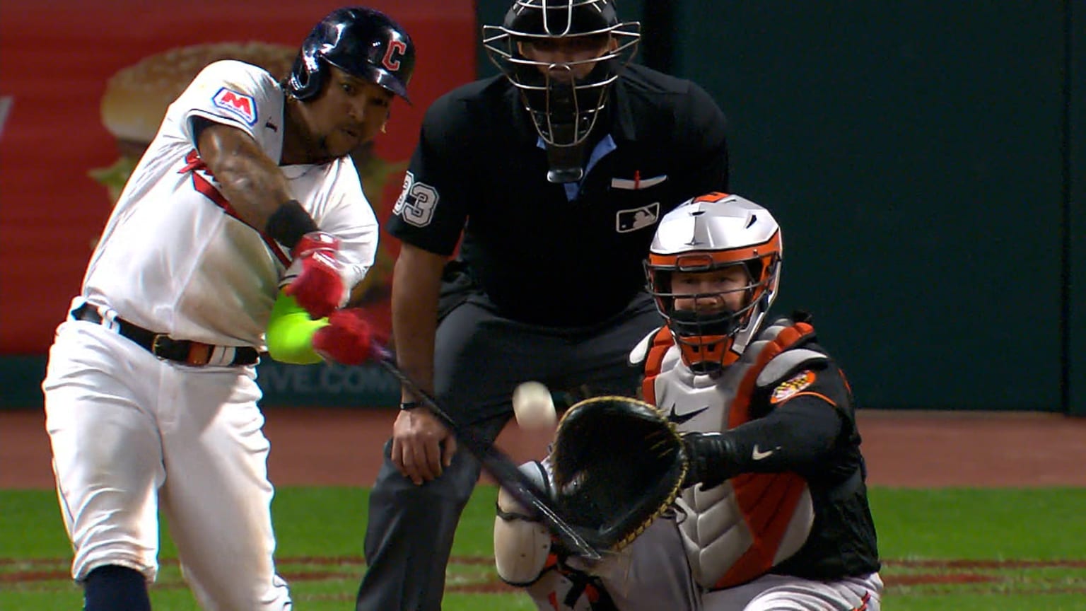 José Ramírez lifts an RBI single to center field | 09/22/2023 ...