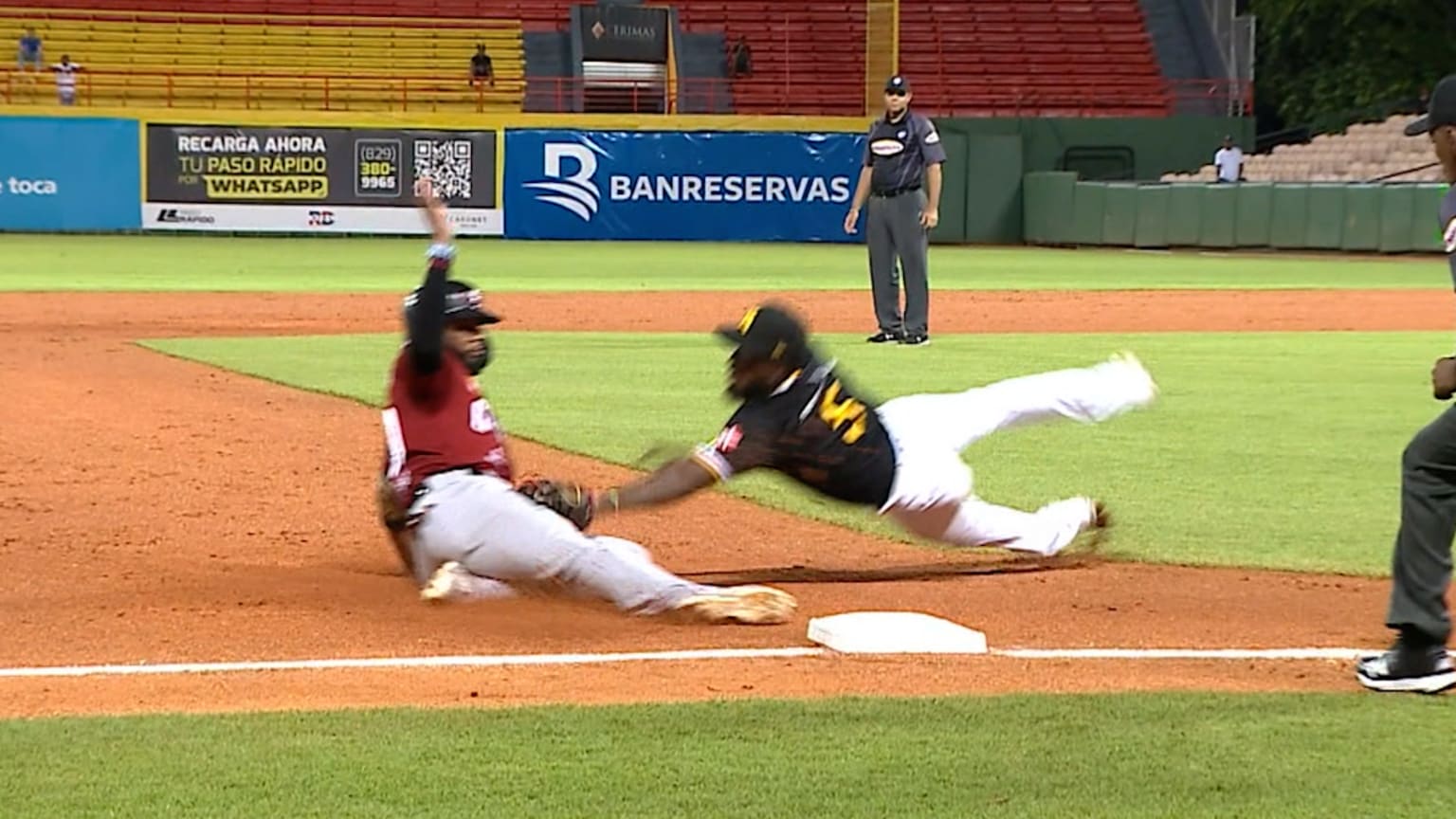 Gotta gets Kelvin Gutiérrez with a great throw | 11/03/2022 | MLB.com