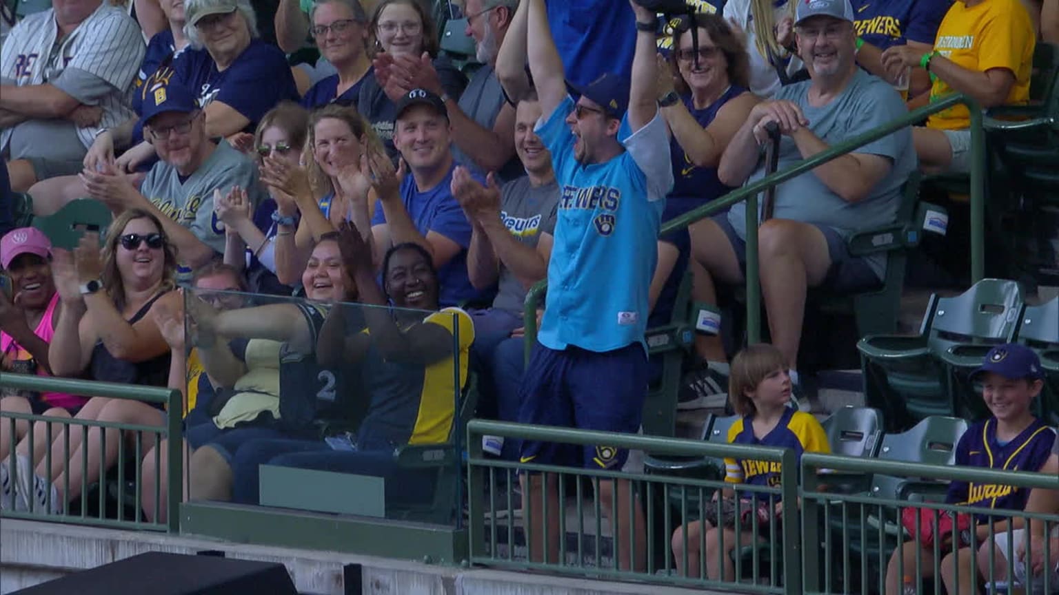 Brewers fan snags a foul ball | 07/11/2024 | Milwaukee Brewers