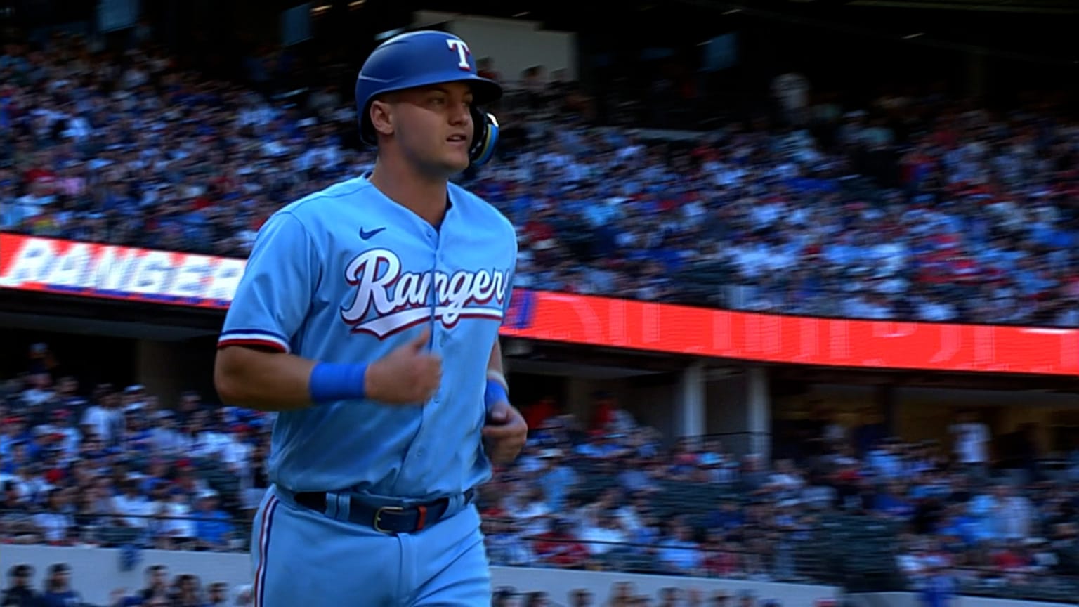 Sandy León drills an RBI double to left field | 04/30/2023 | Texas Rangers