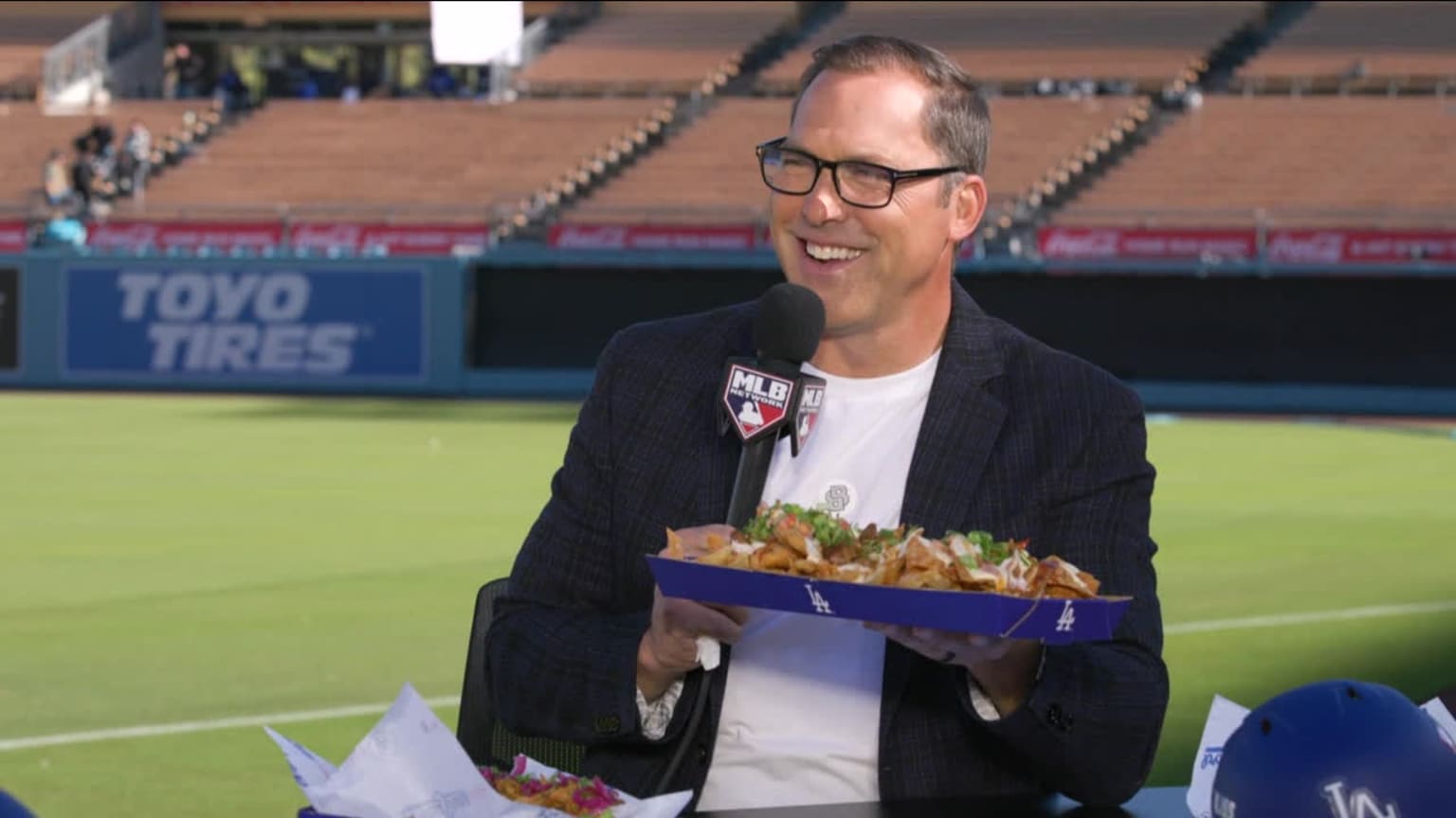 Central crew takes a bite out of some new dishes | 10/28/2025 | MLB.com