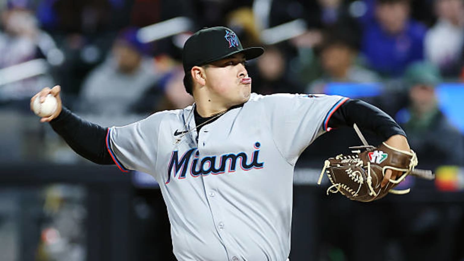 Valente Bellozo fans Hayden Senger | 04/07/2025 | Miami Marlins