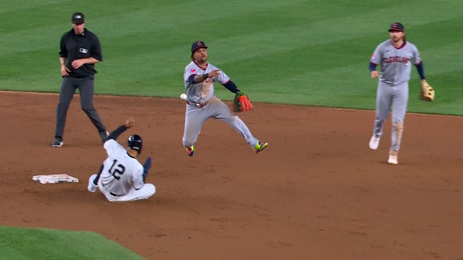 José Ramírez tags second base, turns double play | 06/04/2025 ...