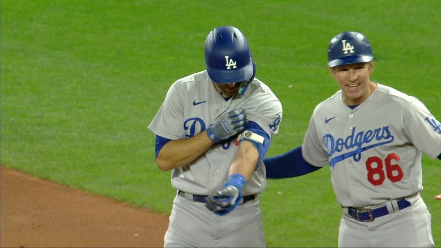 Chris Taylor singles to score two in the 11th inning | 09/16/2023 | Los ...