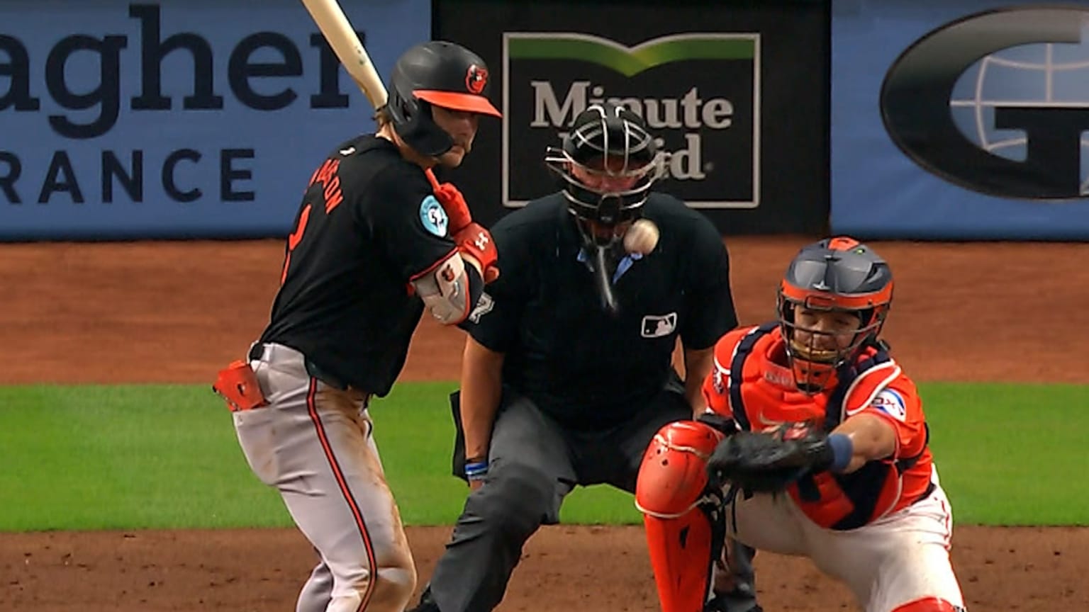 Umpire Scott Barry leaves game with injury | 06/21/2024 | MLB.com