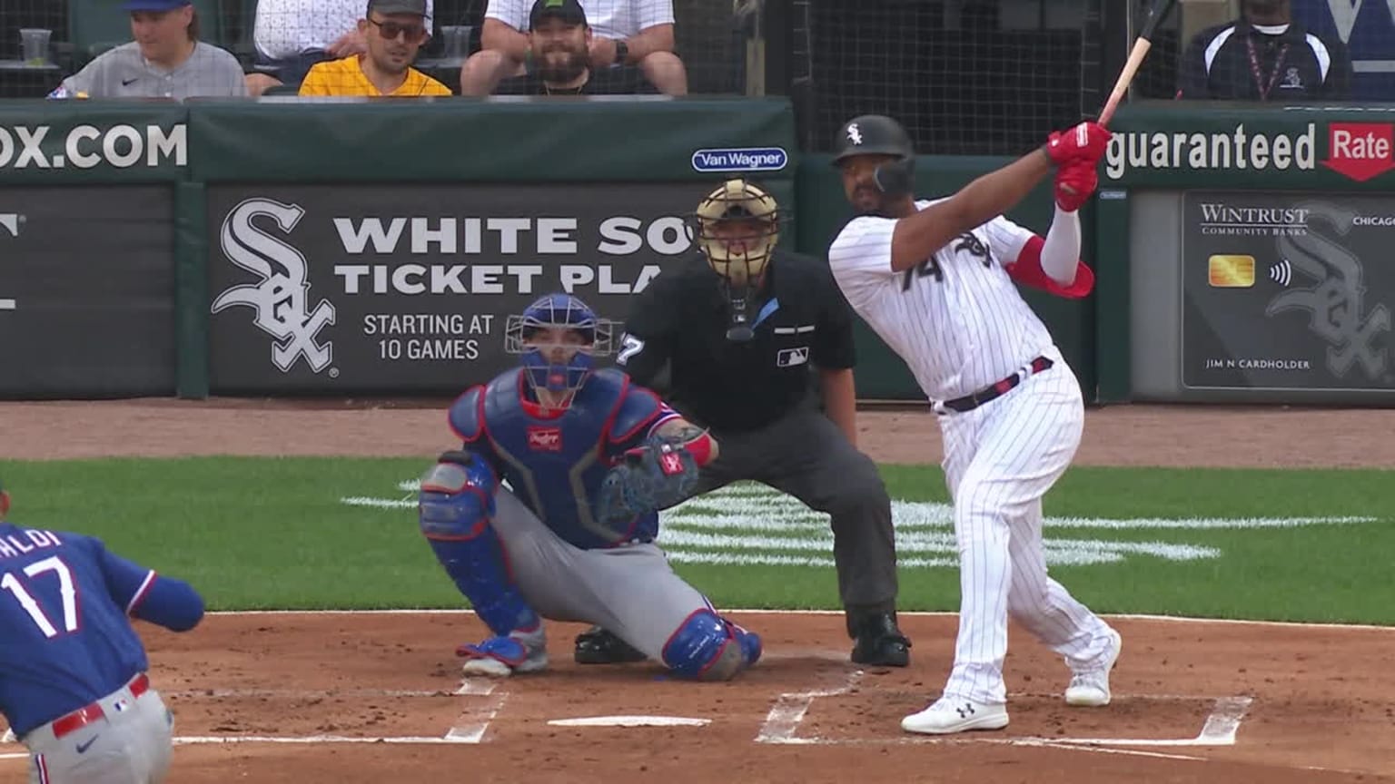 Eloy Jiménez crushes a two-run homer to right field | 06/20/2023 ...