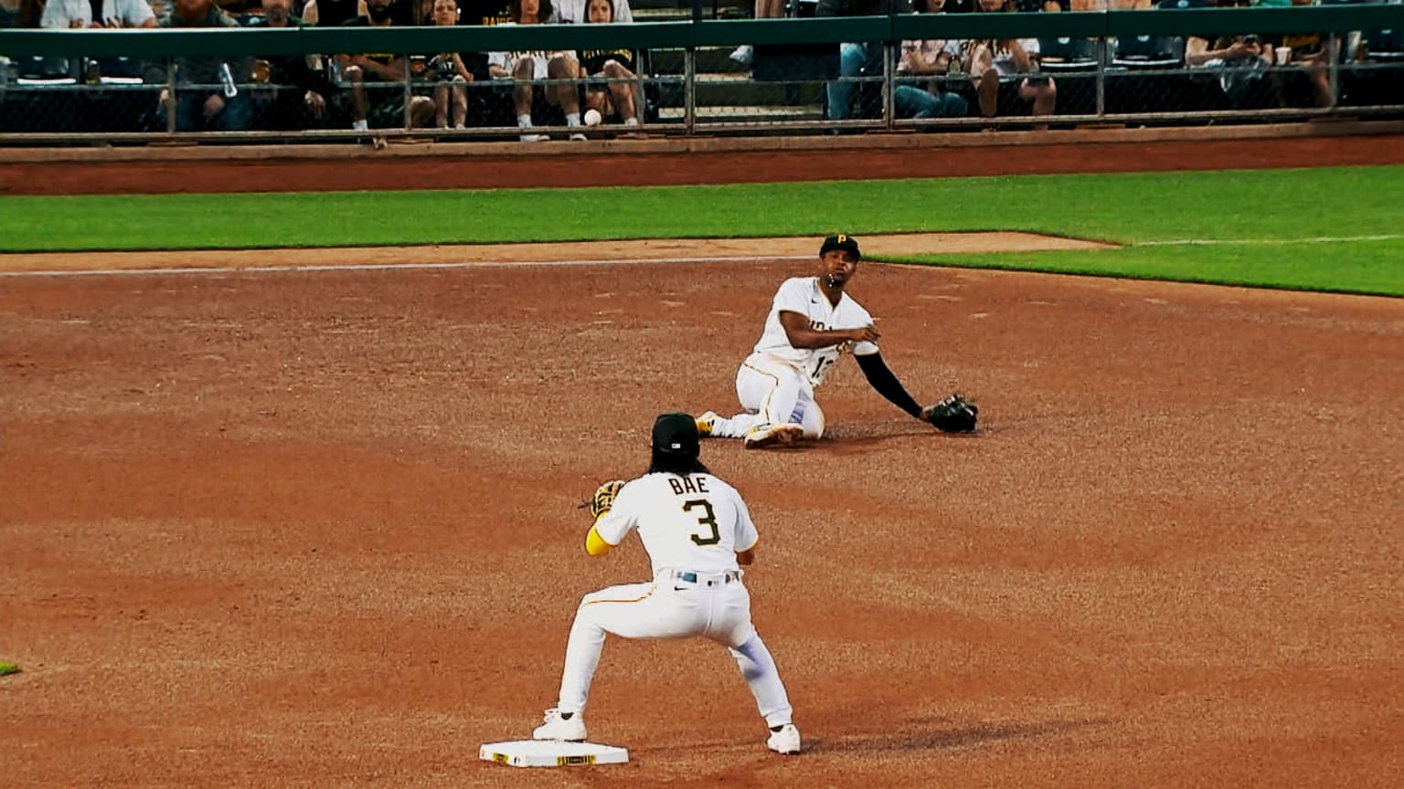 Daily Dash: Grisham dives, Outman throws out Mancini | 04/21/2023 | MLB.com