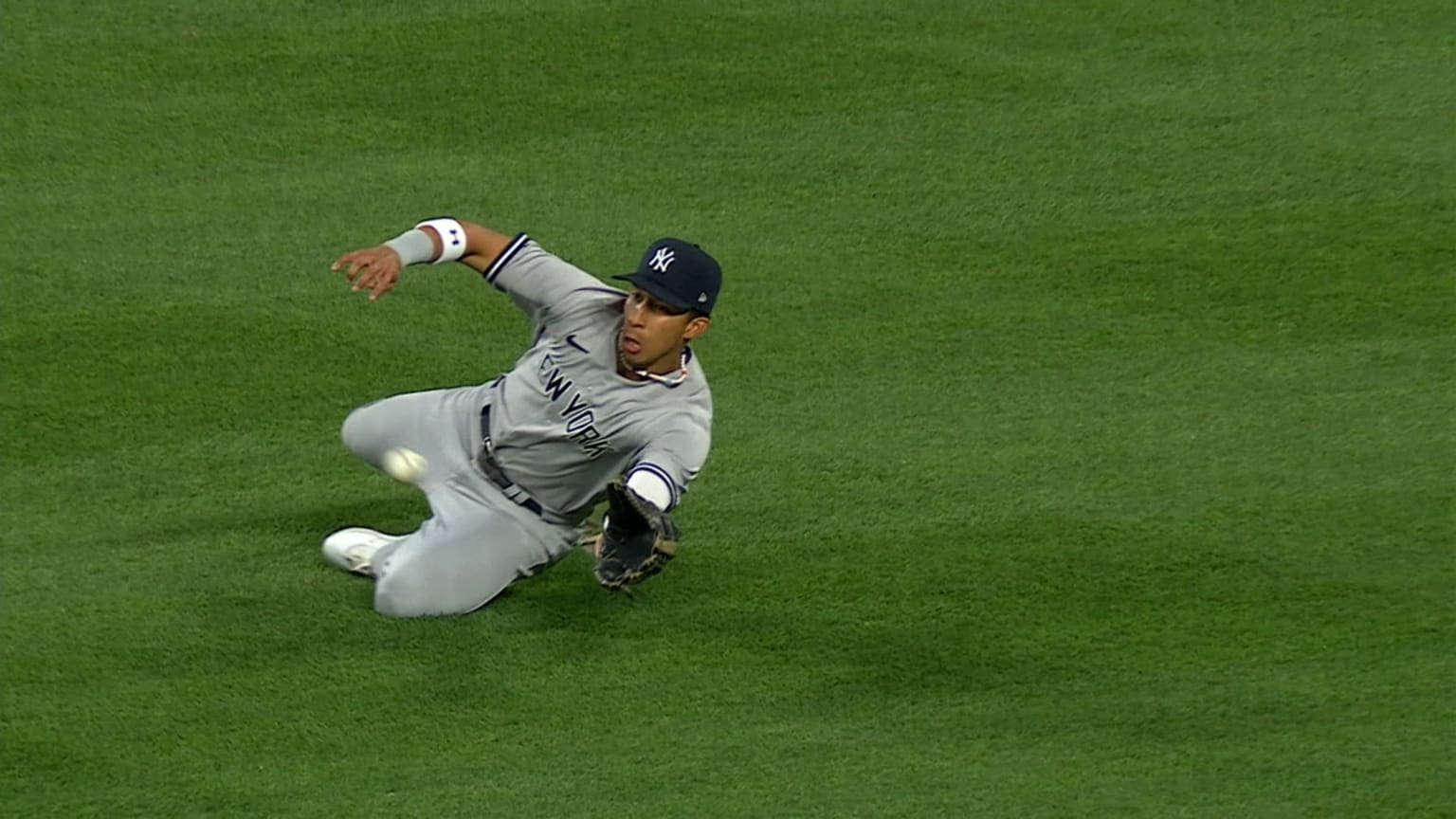 Oswaldo Cabrera charges in to make a diving catch | 04/08/2023 | New ...