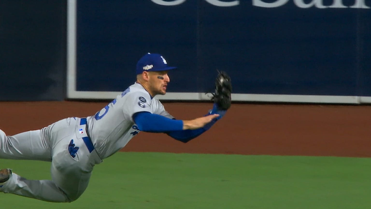 Trayce Thompson makes a diving catch in the 4th | 10/15/2022 | Los ...