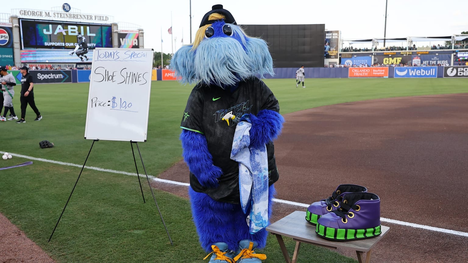 Judge messes around with Raymond the mascot | 04/18/2025 | MLB.com