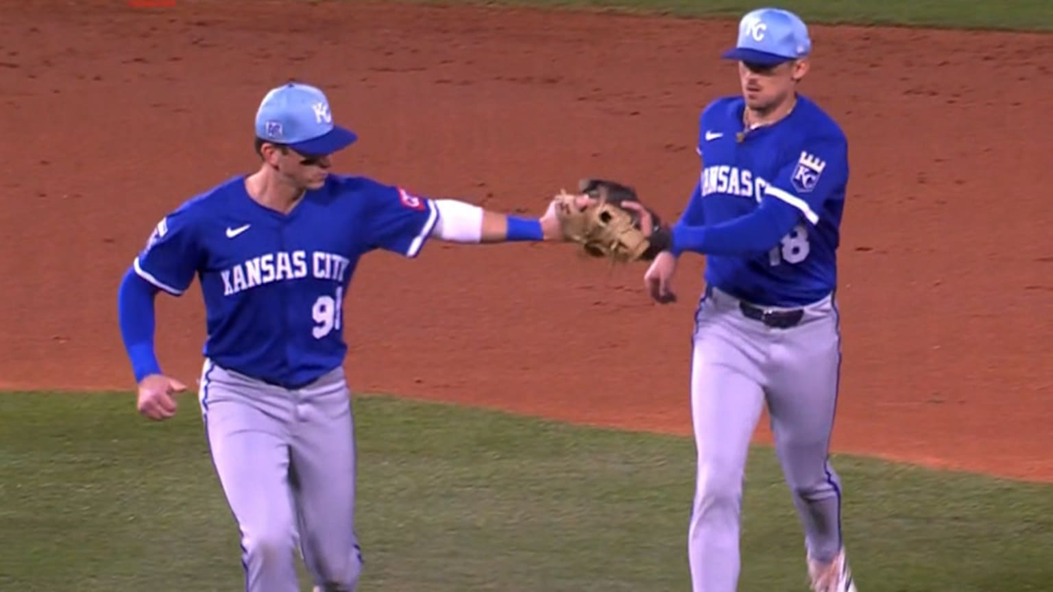 Cavan Biggio's leaping grab at second | 06/03/2025 | Lasmayores.com