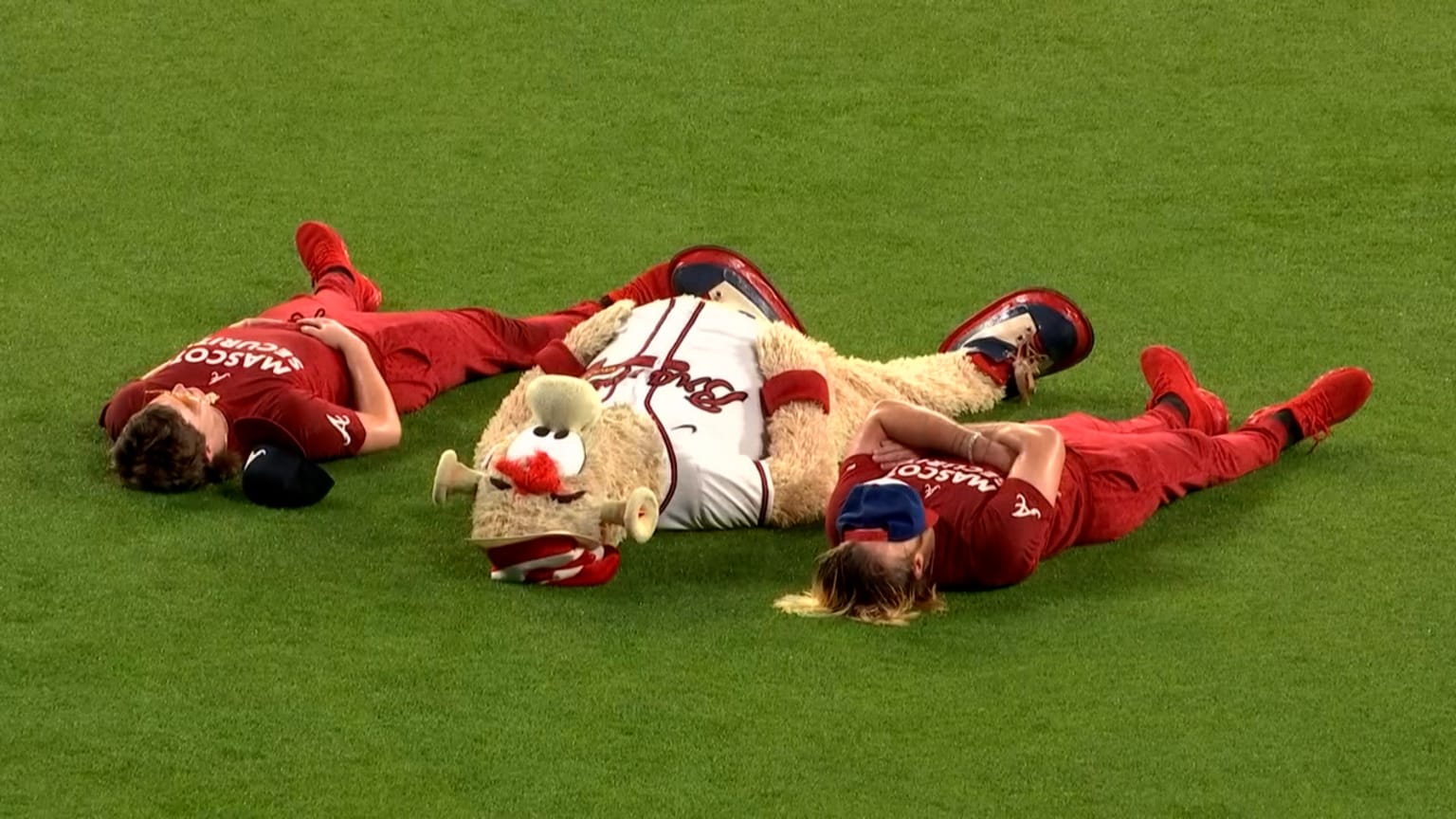 Blooper lays out on field during Braves' rain delay | 04/10/2025 ...