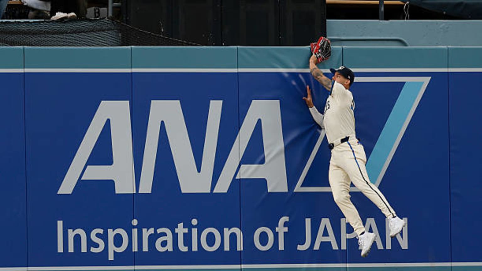 Andy Pages' leaping catch | 04/26/2025 | Los Angeles Dodgers