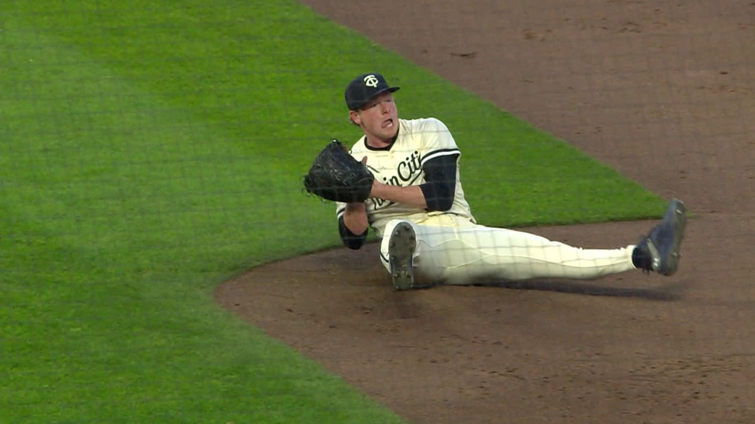 Louis Varland makes tumbling play for out | 05/07/2025 | Minnesota Twins