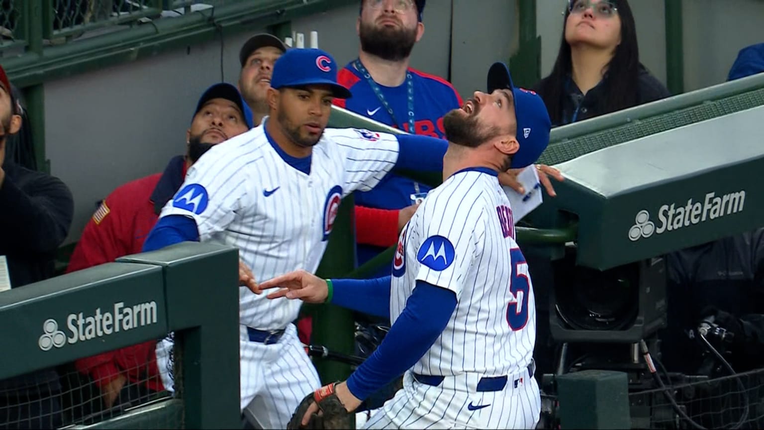 Jon Berti makes a catch near the dugout | 05/12/2025 | Chicago Cubs