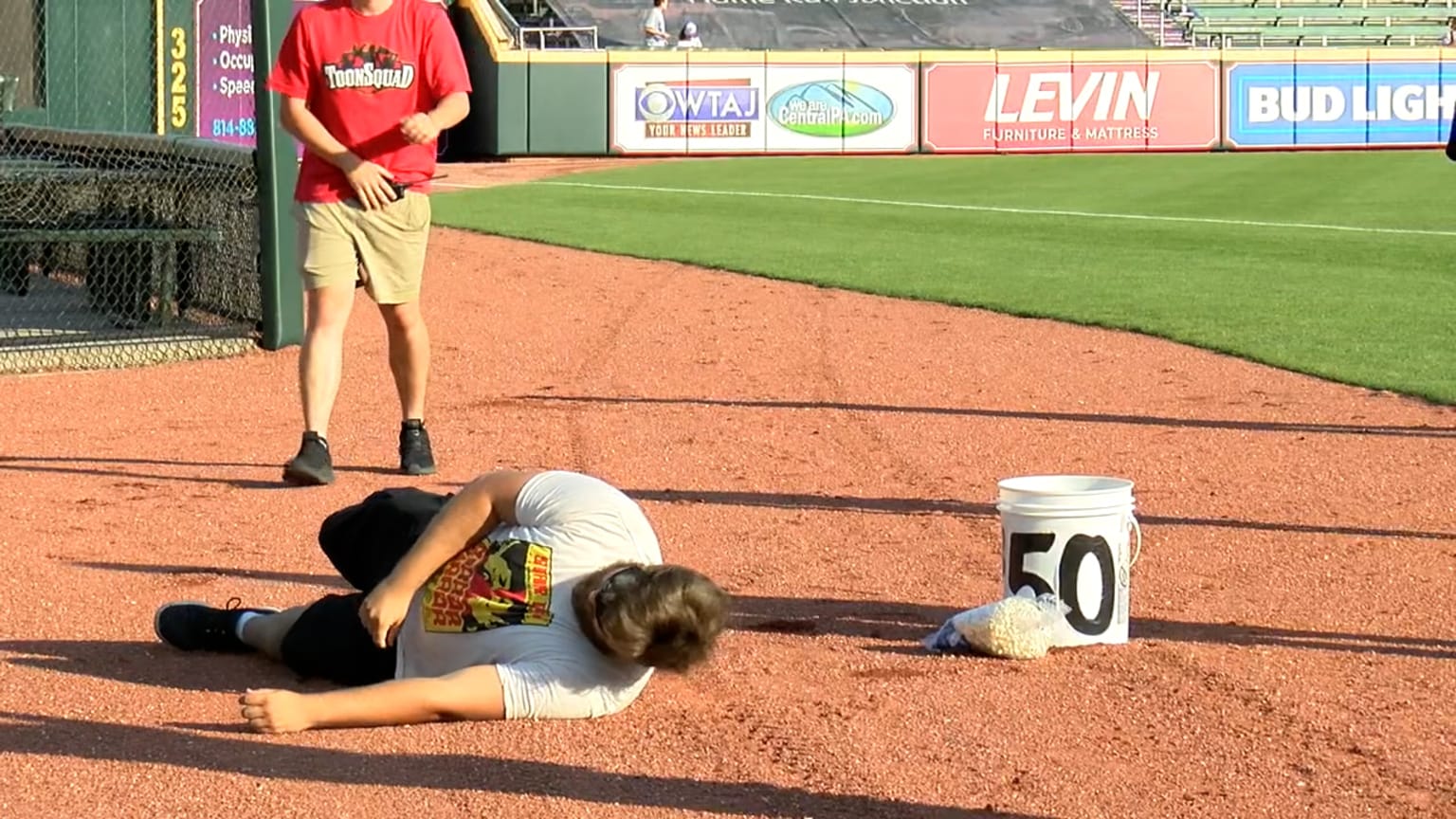 Fans participate in a blindfolded scavenger hunt | 08/11/2023 | MLB.com