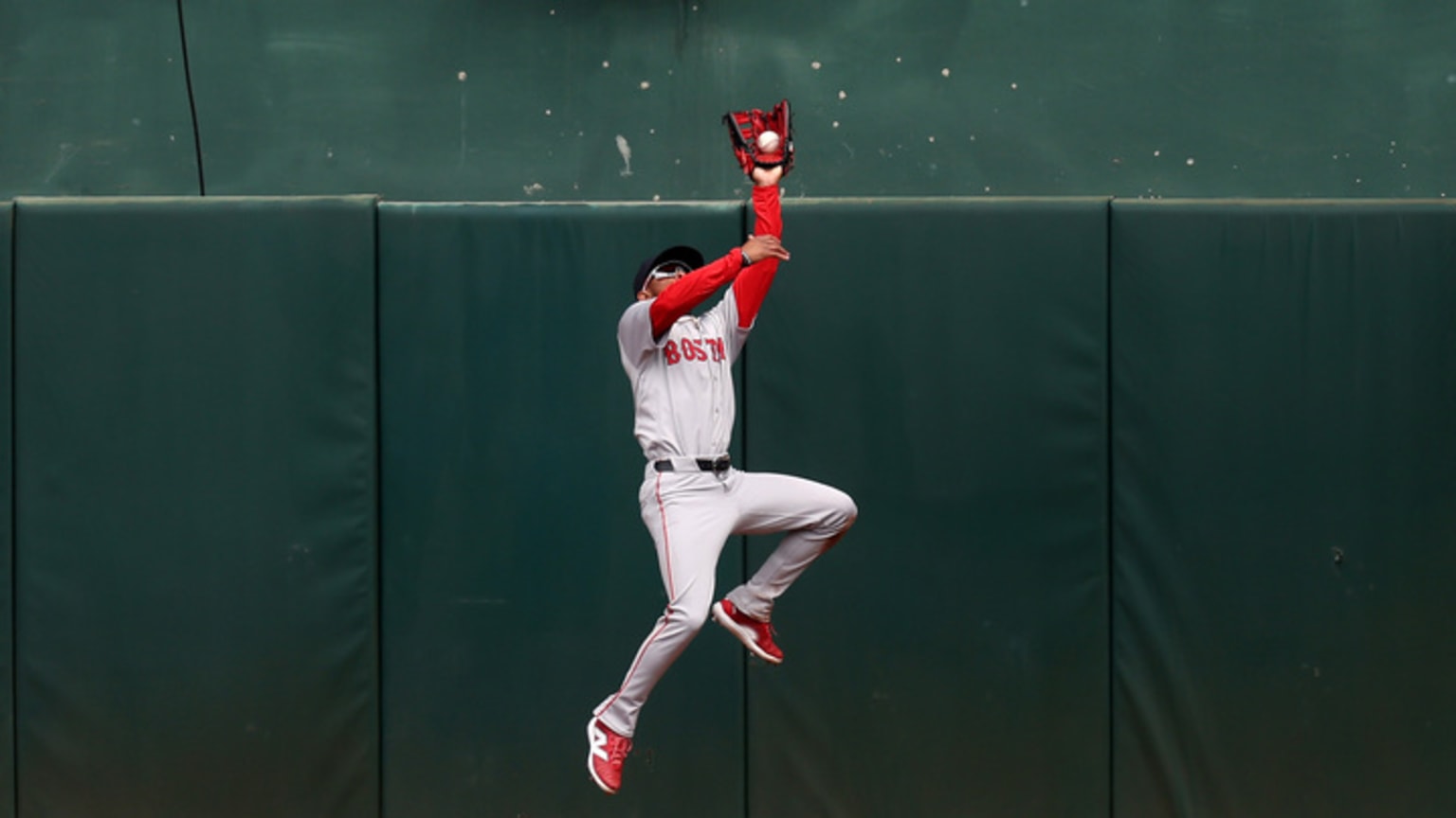 Ceddanne Rafaela's leaping catch in center | 04/03/2024 | Boston Red Sox
