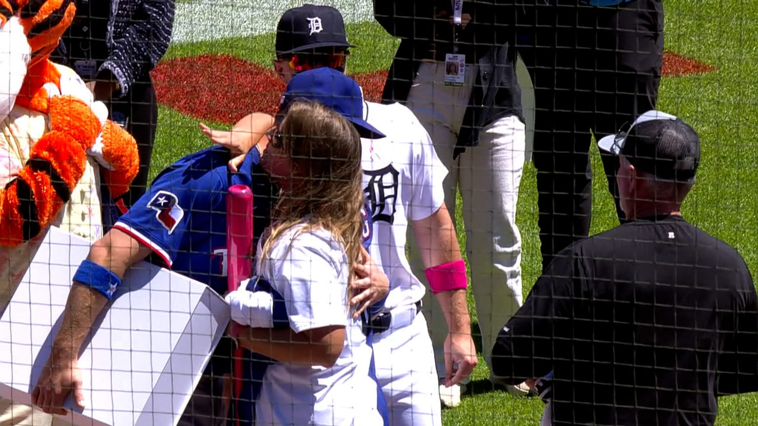 Mary Jung enjoys Mother's Day with her sons | 05/11/2025 | MLB.com