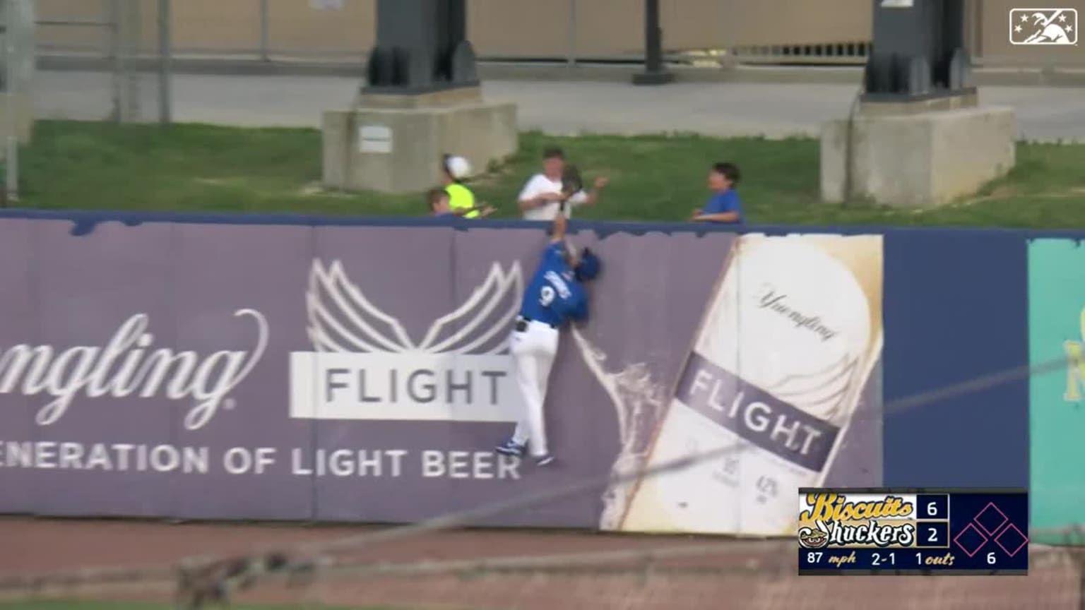 Lamar Sparks reaches over the wall to rob a home run | 05/26/2023 ...