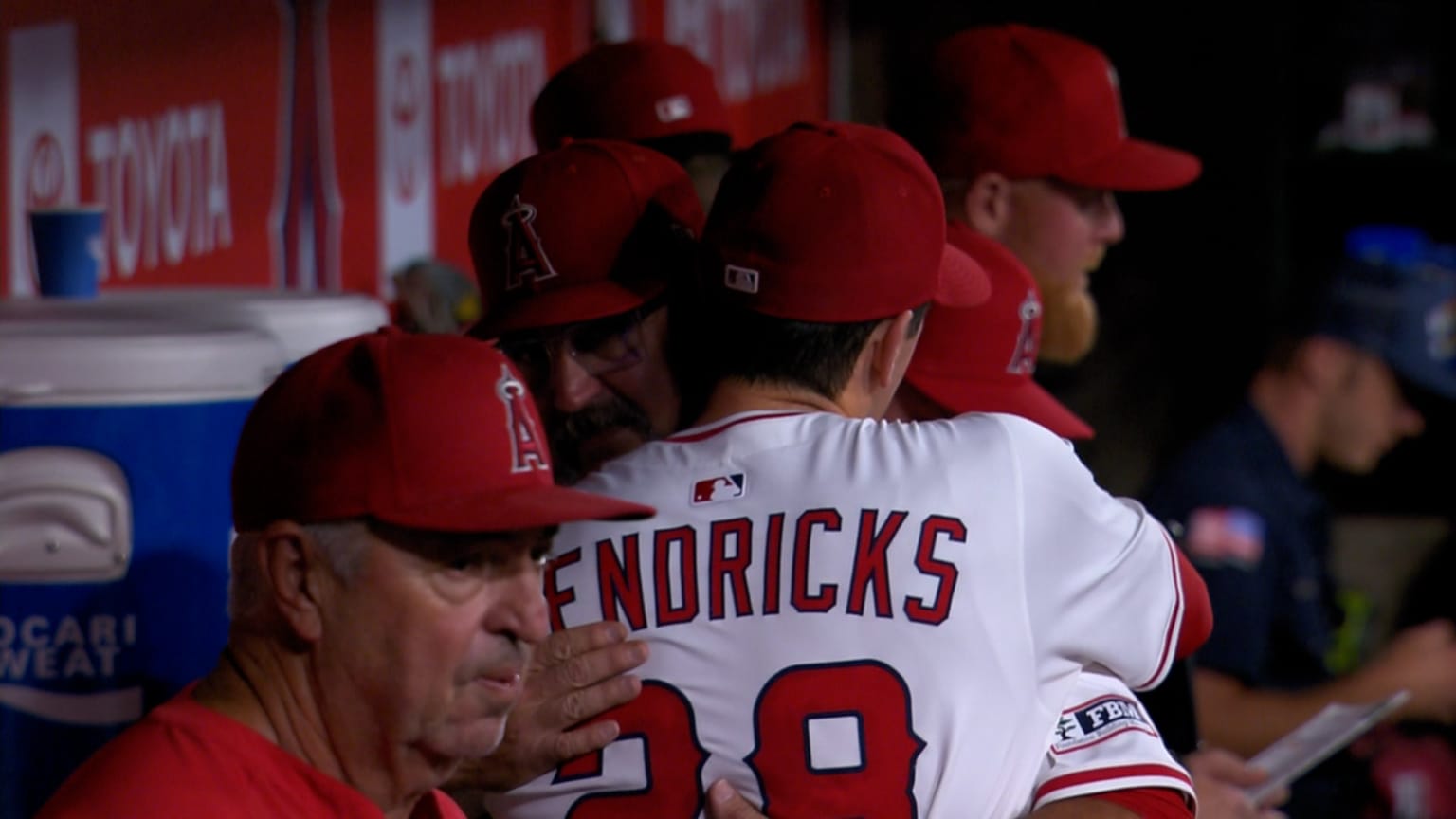 Kyle Hendricks gets ovation and hugs from teammates | 09/26/2025 | MLB.com