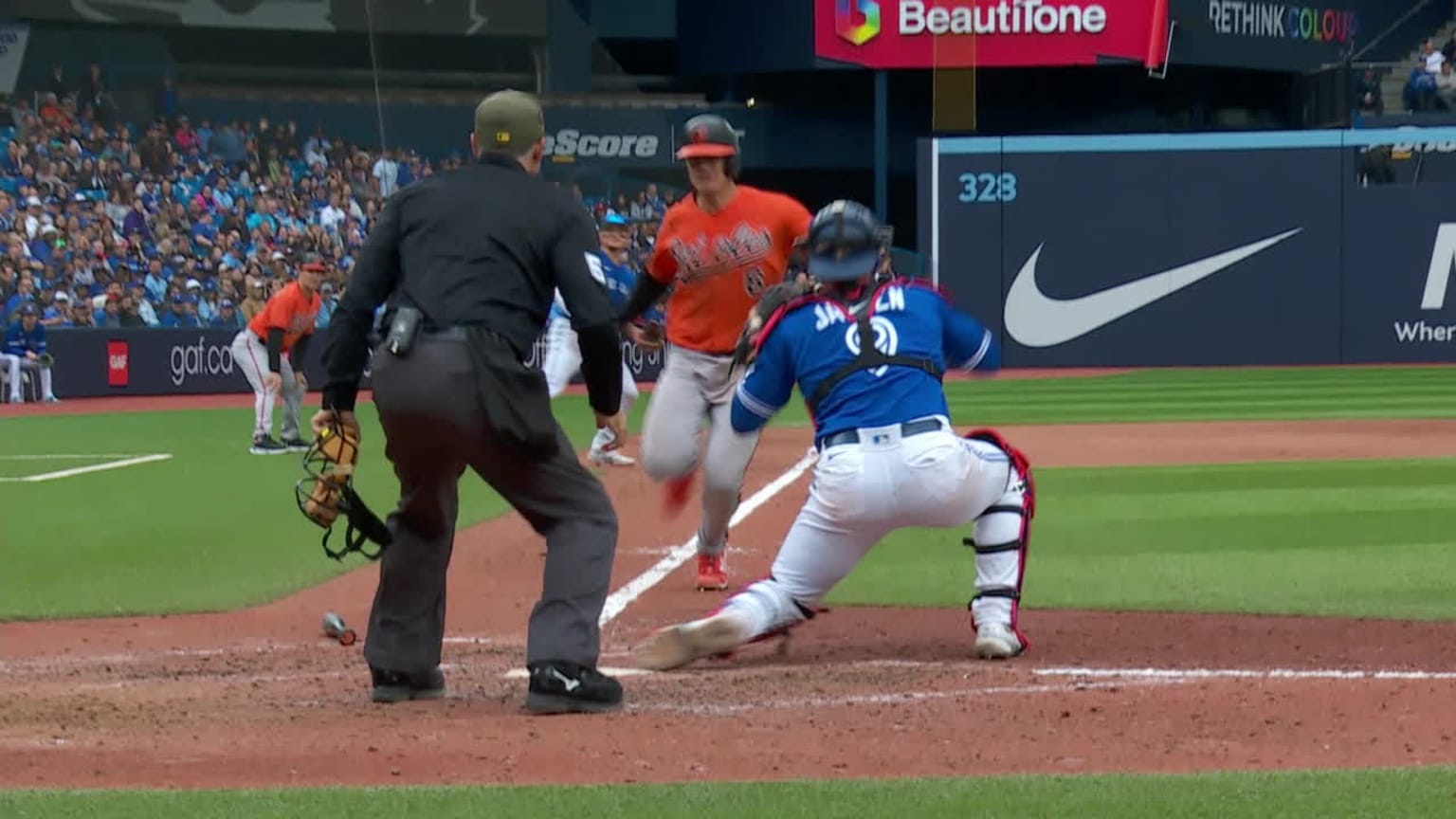 Hays plates Mountcastle on fielder's choice in 10th | 05/20/2023 | MLB.com