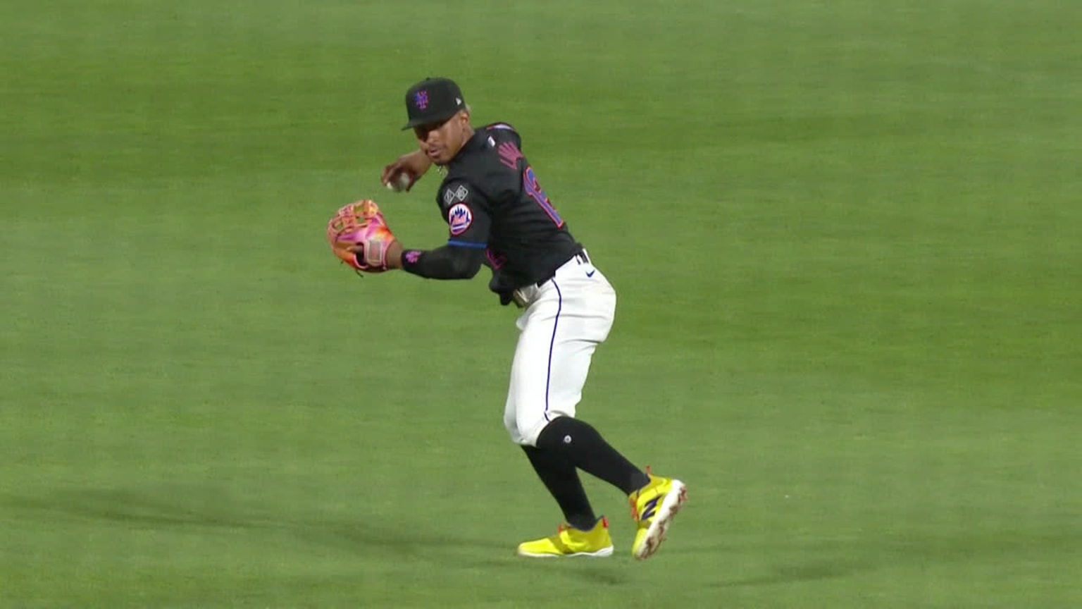 Francisco Lindor's smooth spinning play | 07/10/2024 | New York Mets