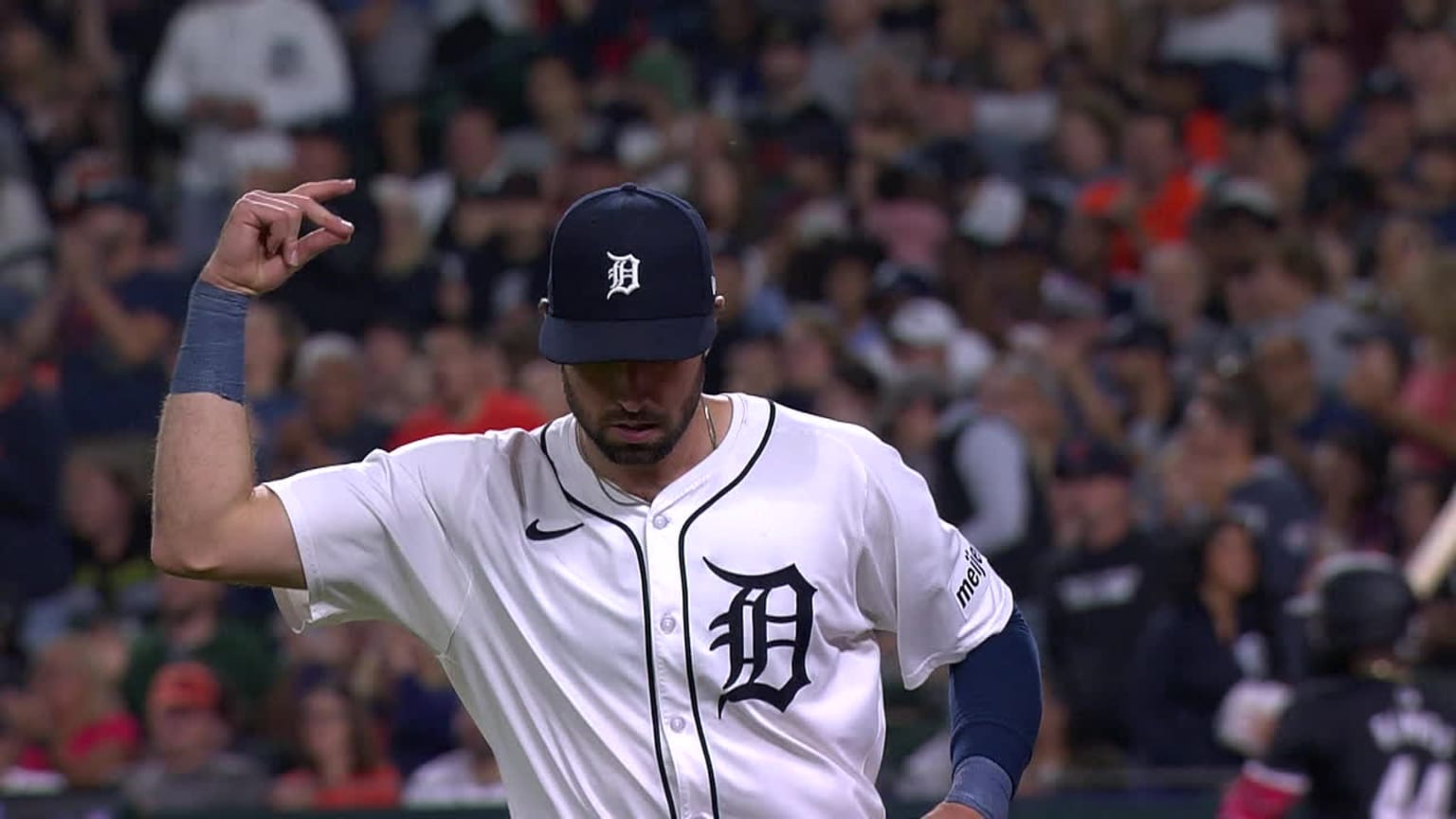 Matt Vierling nabs Lenyn Sosa | 09/27/2024 | Detroit Tigers