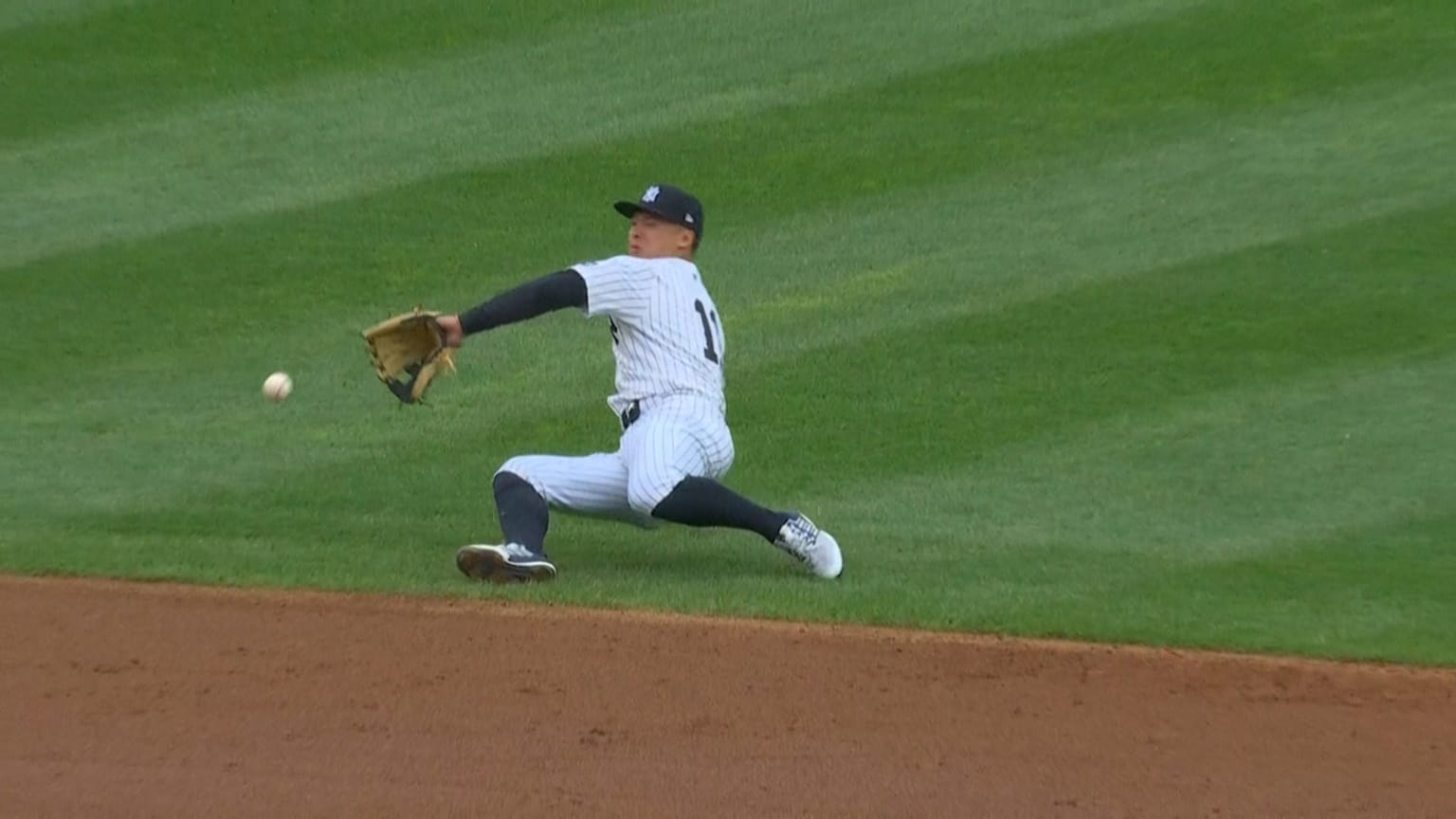 Anthony Volpe's amazing backhand snag, strong throw | 03/30/2025 | New ...