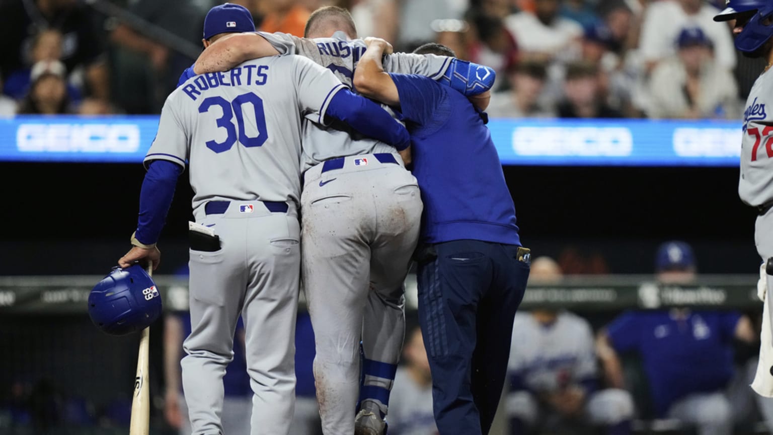 Dalton Rushing fouls pitch off leg, exits game | 09/05/2025 | Los ...