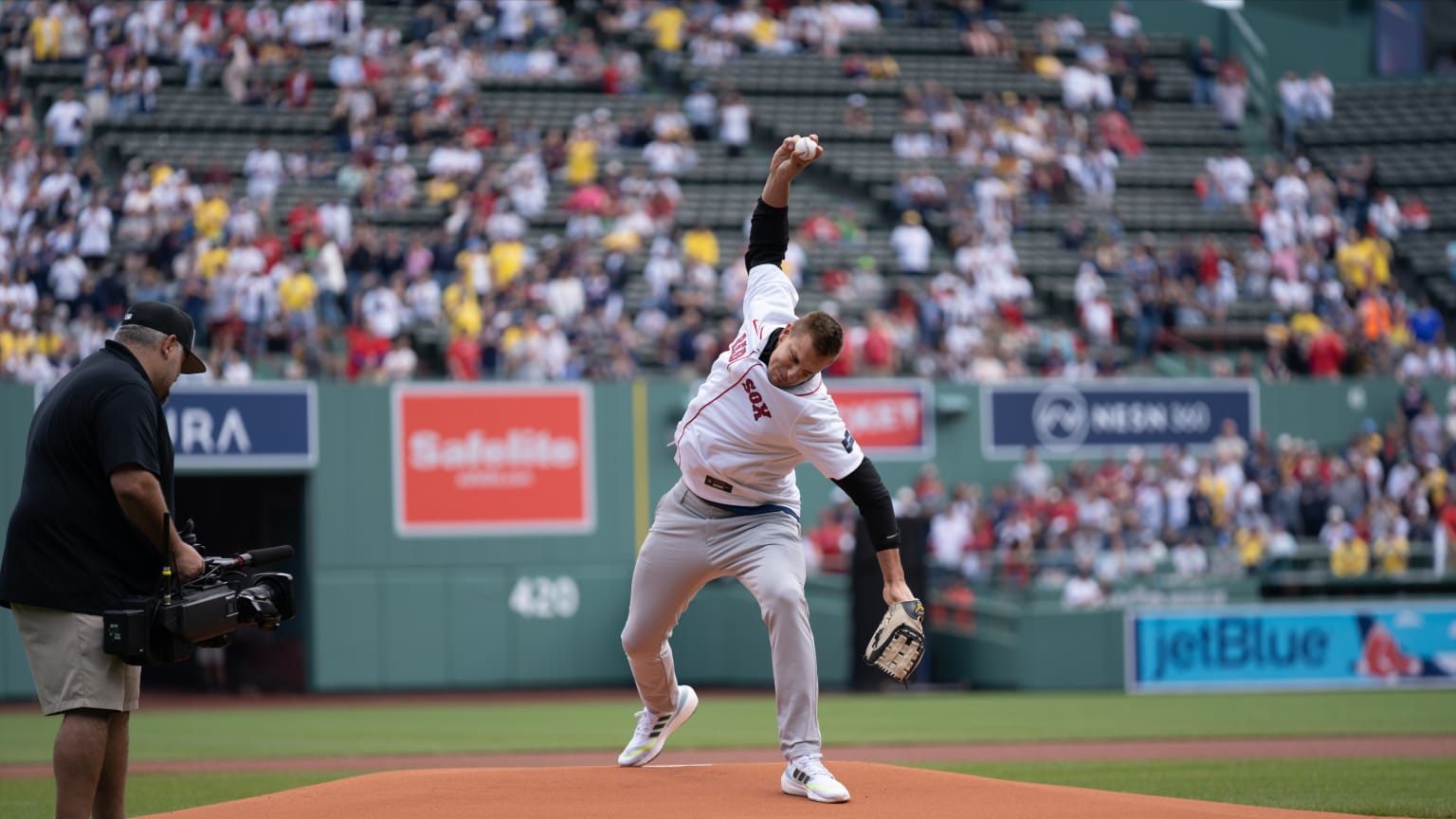 Gronk spikes the first pitch on Jackie Robinson Day | 04/15/2024 | MLB.com