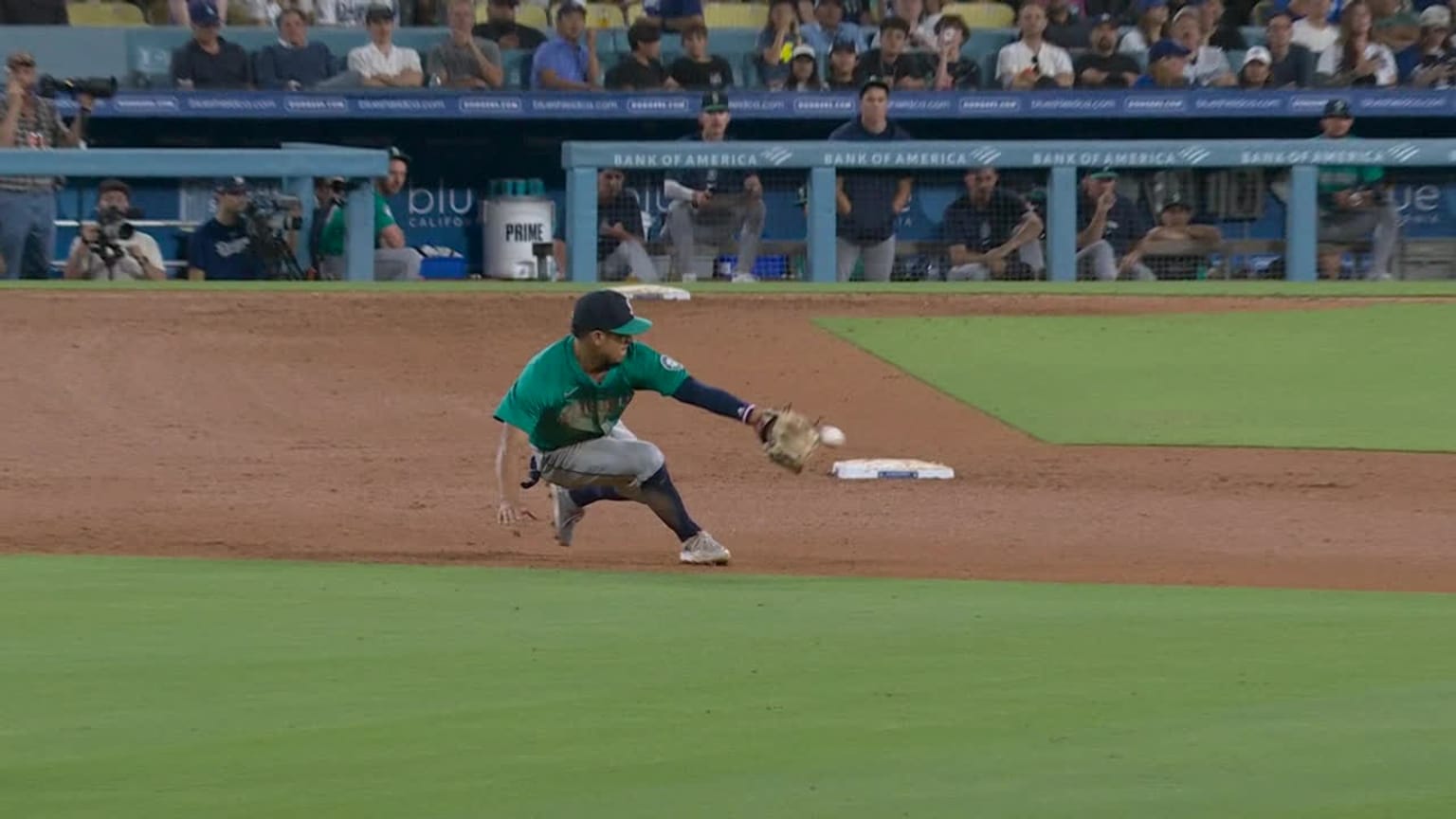 Leo Rivas se luce a guante volteado | 21/08/2024 | Los Mariners de Seattle