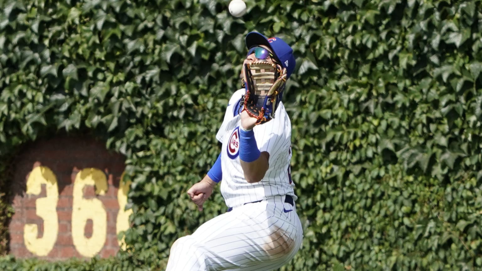 Seiya Suzuki battles the sun to make the catch | 05/31/2024 | Chicago Cubs