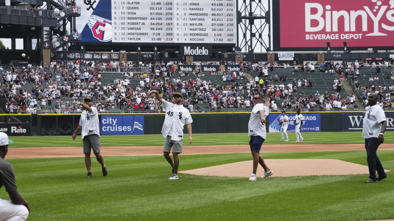 2005 White Sox pitchers throw out the first pitch | 07/13/2025 | MLB.com