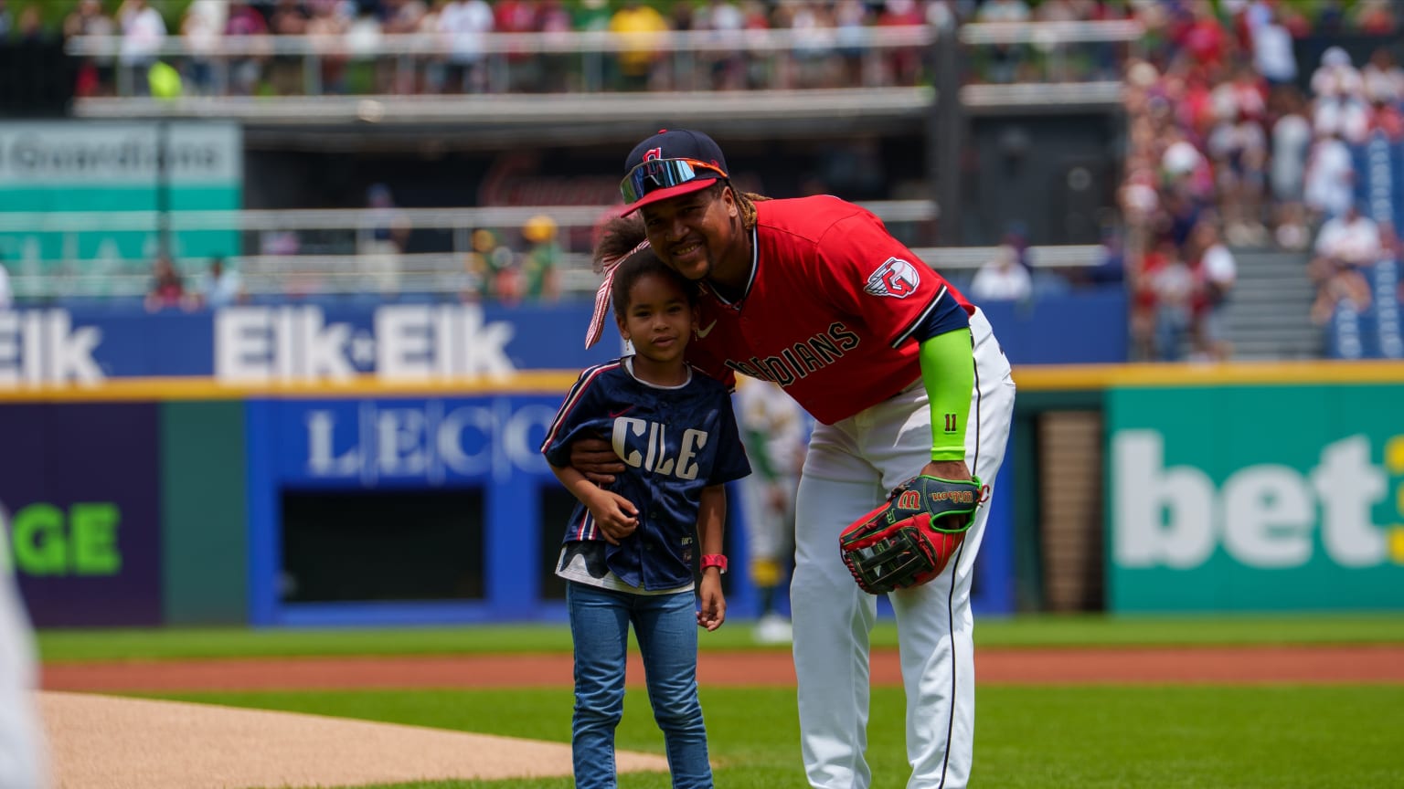 José Ramírez's daughter throws out the first pitch | 07/20/2025 ...