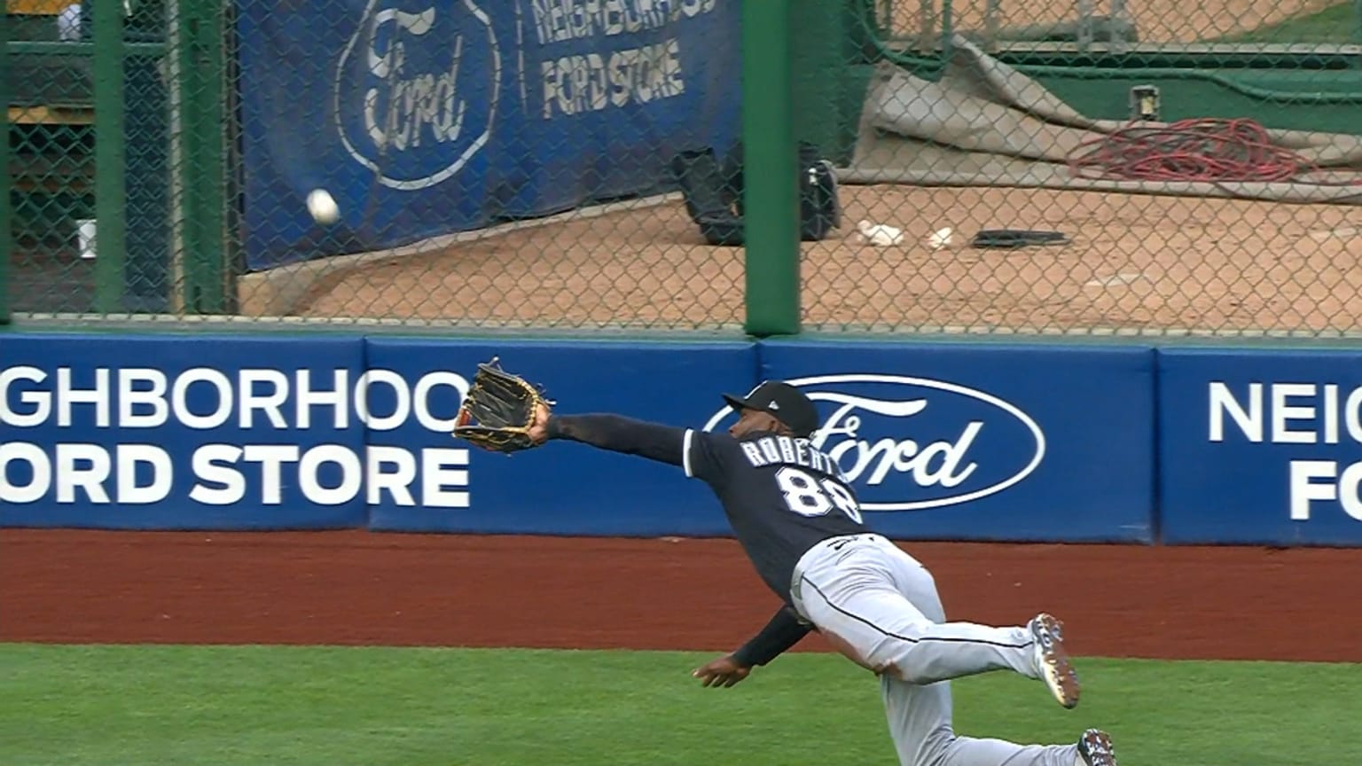 Luis Robert Jr.'s diving grab | 07/18/2025 | MLB.com