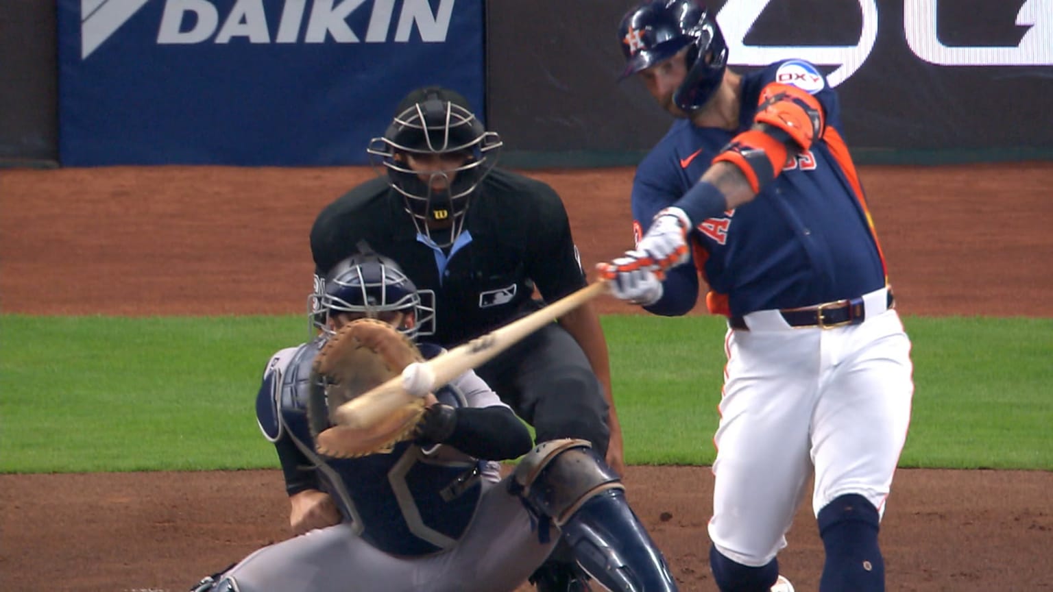 Data Viz: Christian Walker's monster home run | 04/26/2026 | MLB.com