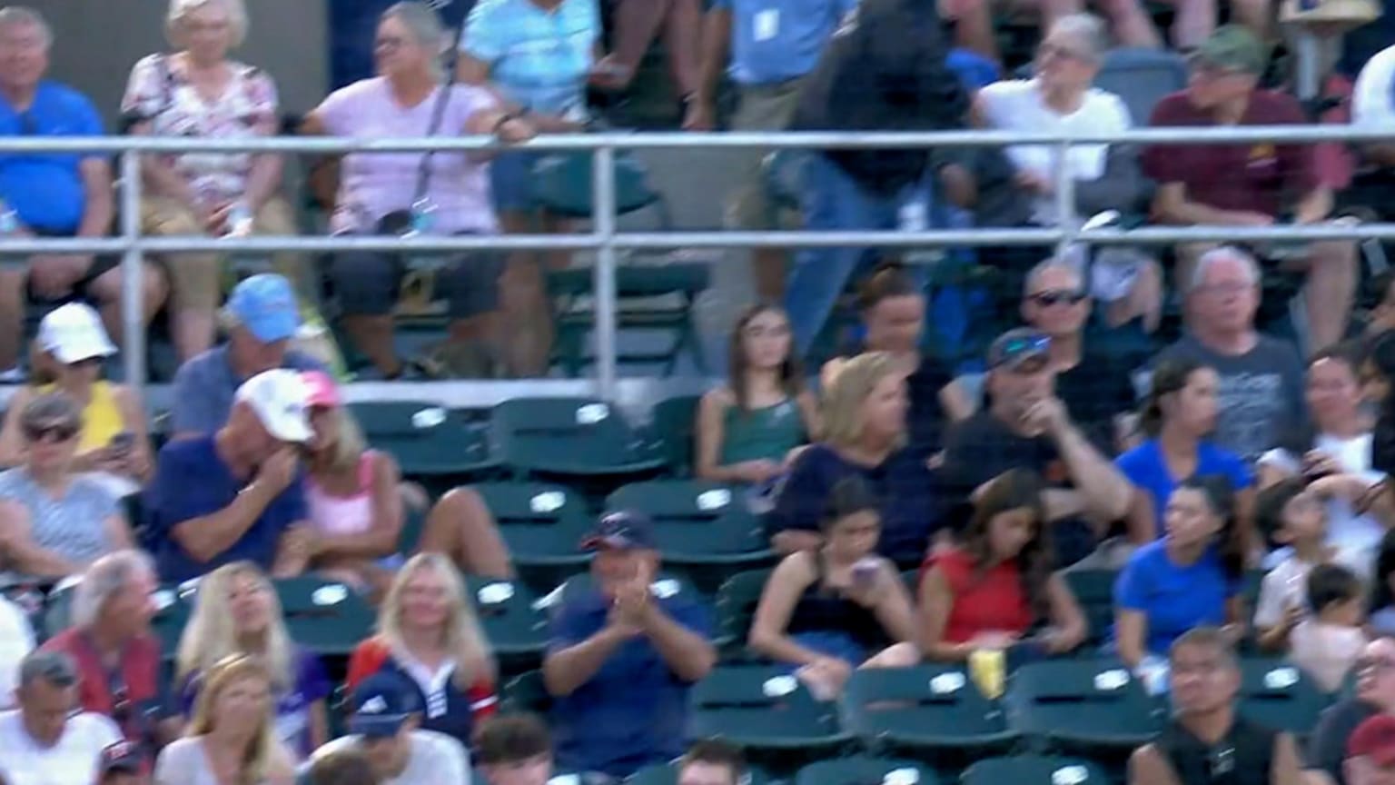 Raccoon sneaks into the crowd | 03/06/2026 | Atlanta Braves