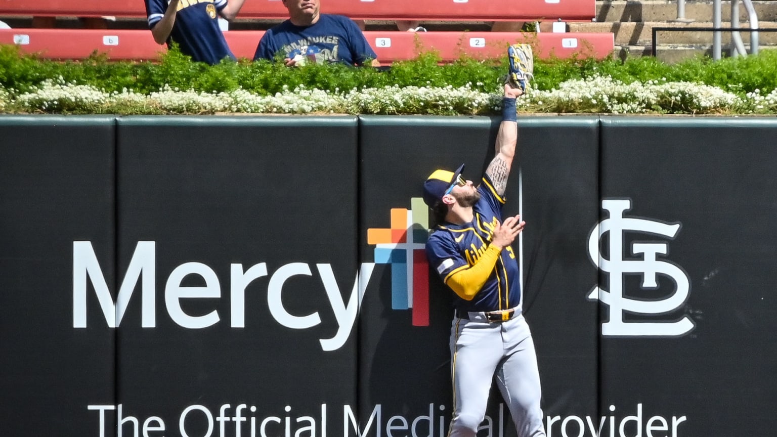 Garrett Mitchell's home run robbery | 08/22/2024 | MLB.com