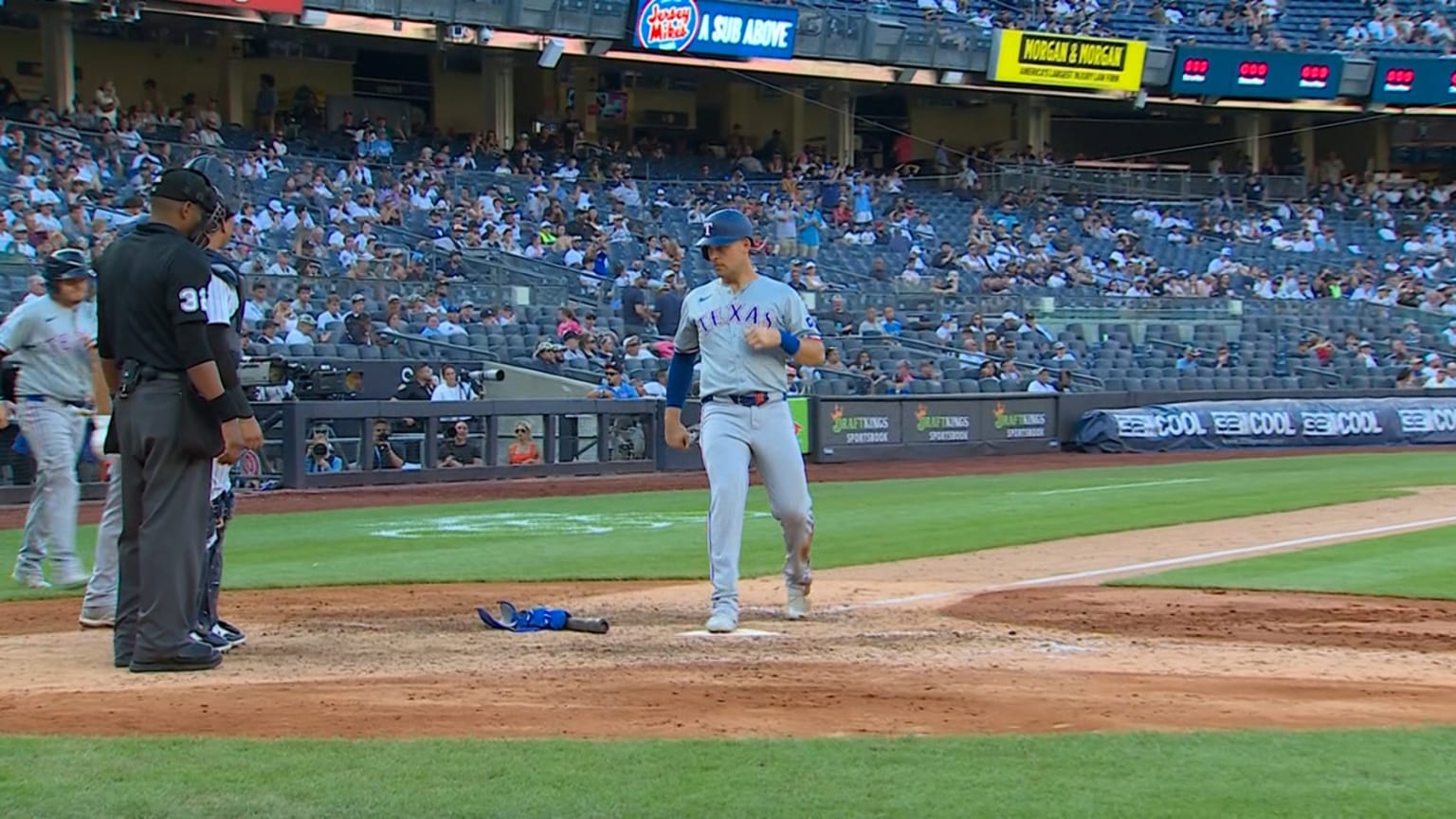 Carson Kelly walks in Nathaniel Lowe | 08/10/2024 | Texas Rangers