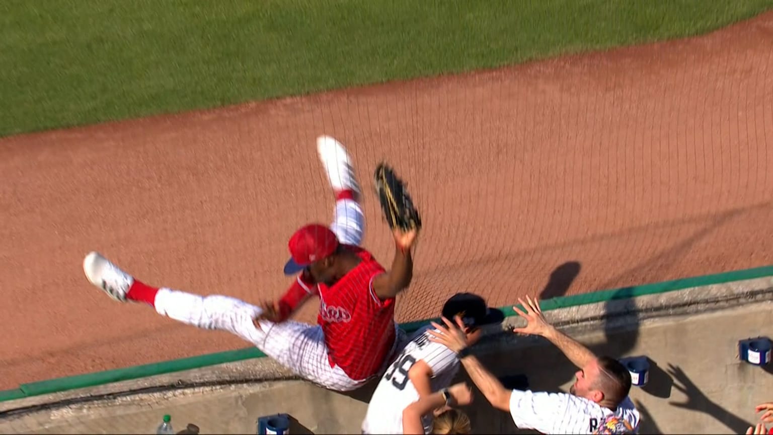 Carlos De La Cruz makes lunging grab over side wall | 02/25/2023 ...