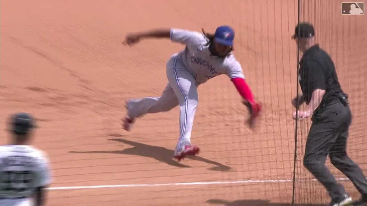 Vladdy Jr. makes a slick grab at first to get the out | 07/09/2023 ...