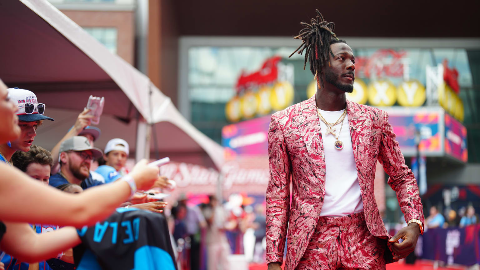 Elly De La Cruz discusses his red carpet suit | 07/15/2025 | Cincinnati Reds